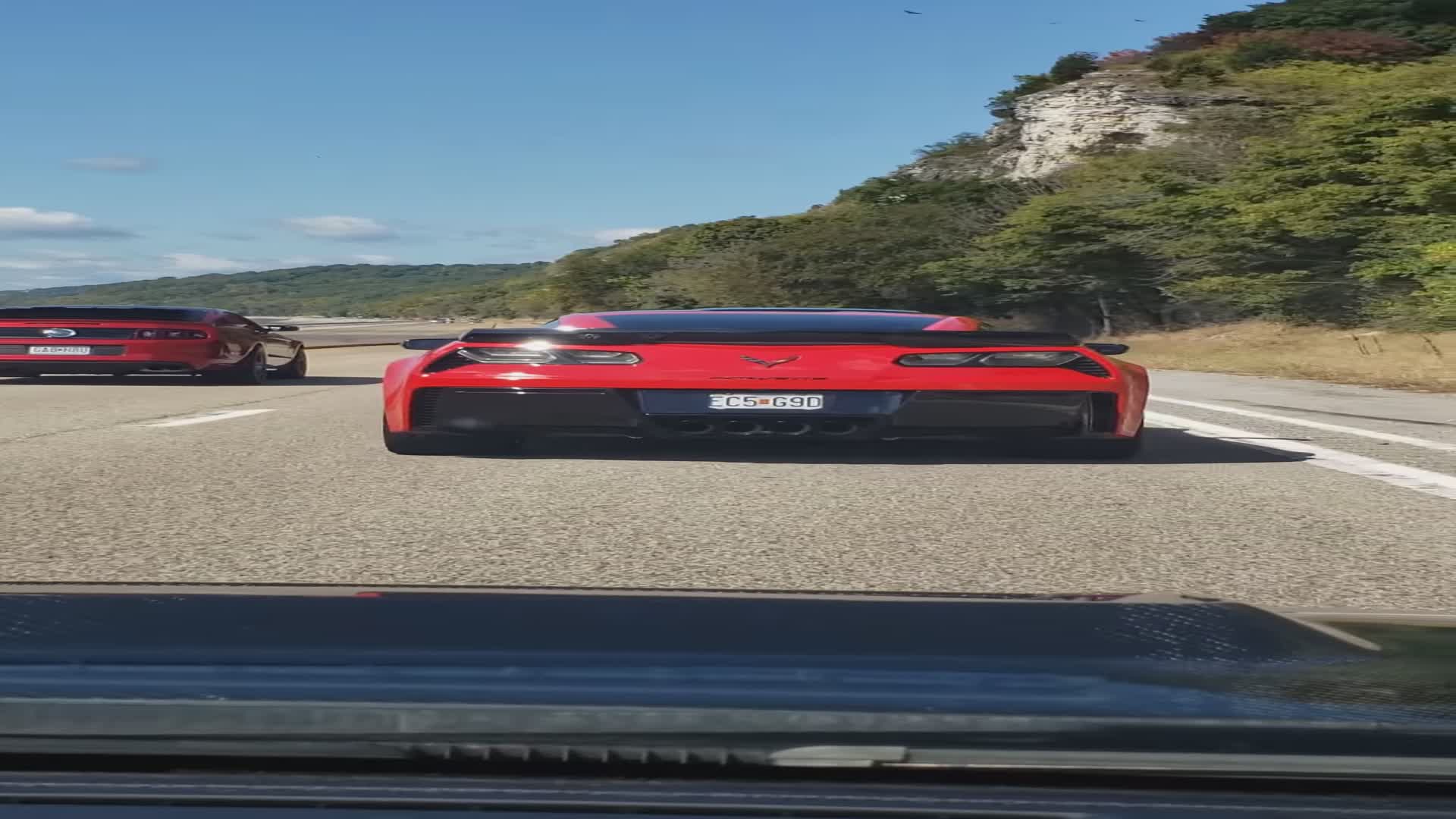 Video - Mustang en Corvette trekken sprintje, wat kan er fout gaan?