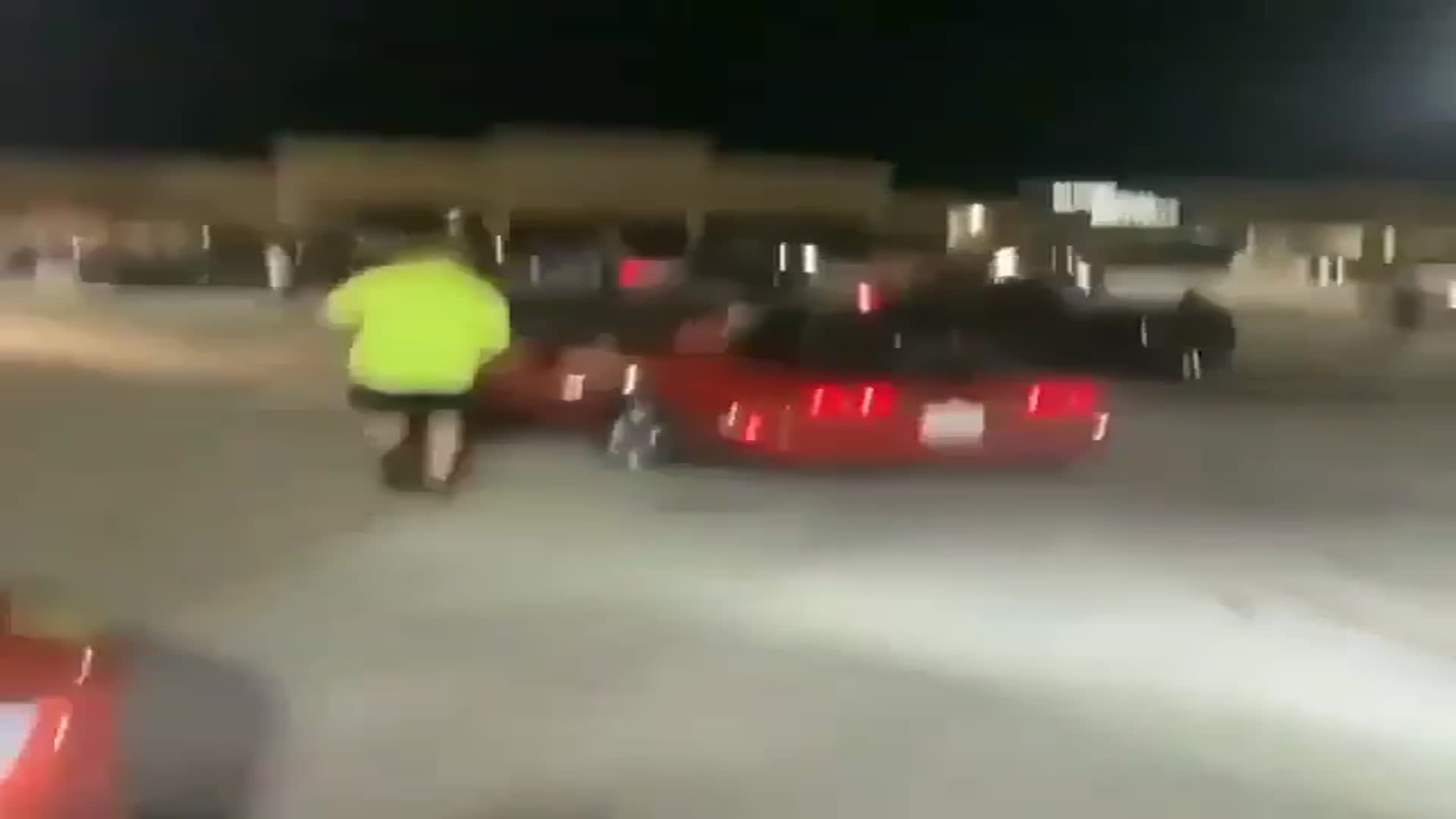 Video - burnout in Corvette gaat fout, ravage tot gevolg